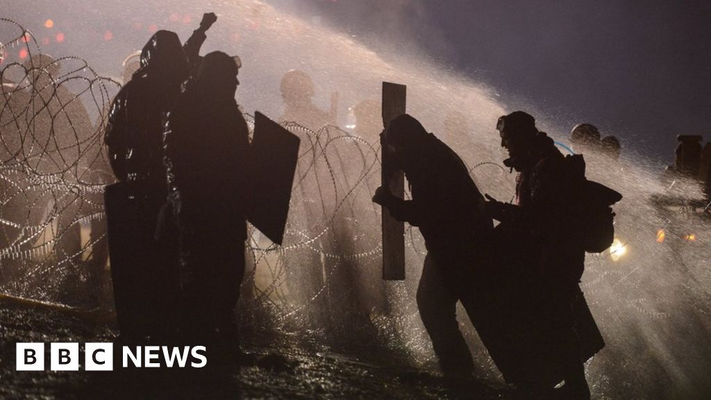 North Dakota pipeline: Police fire water cannon at protesters - BBC News