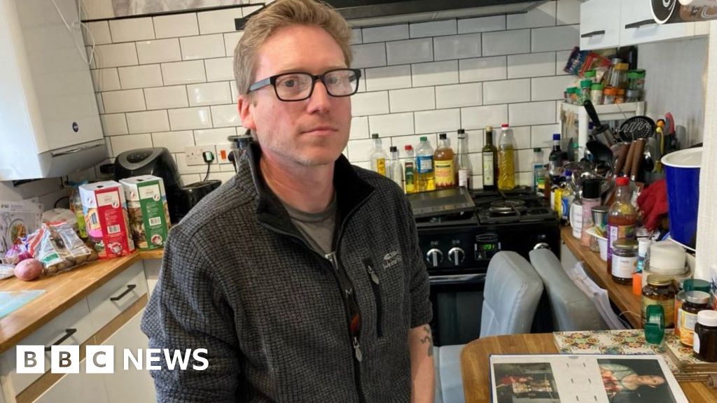 Former homeless councillor tells Braverman to quit - BBC News