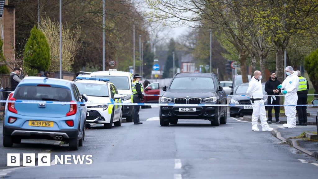 Moss Side stabbing: Murder inquiry after teenager dies - BBC News