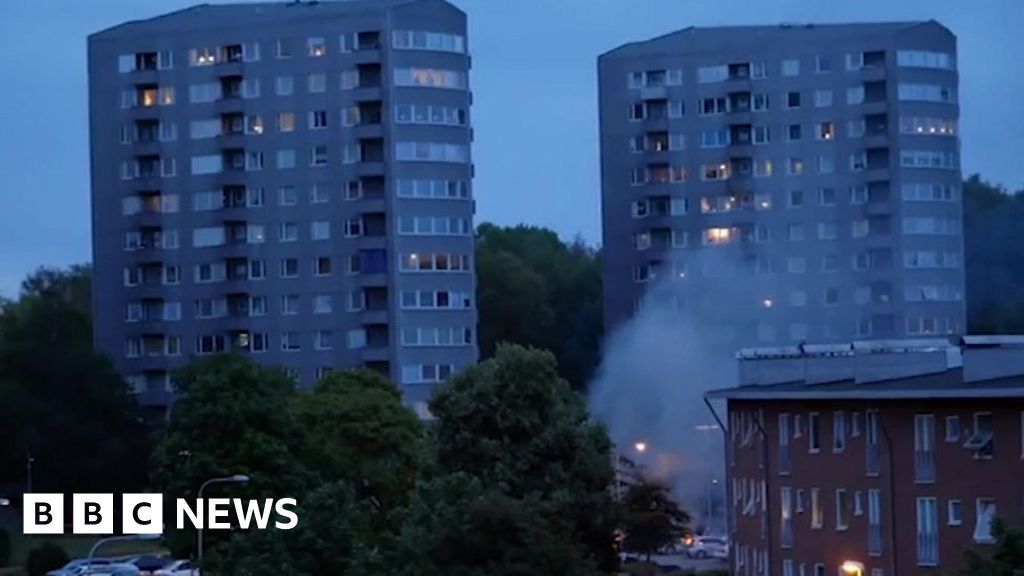 Swedish gangs set 80 cars on fire in several cities - BBC News