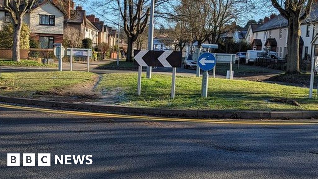 Hereford drivers 'bewildered' by roundabout's double yellow lines - BBC ...