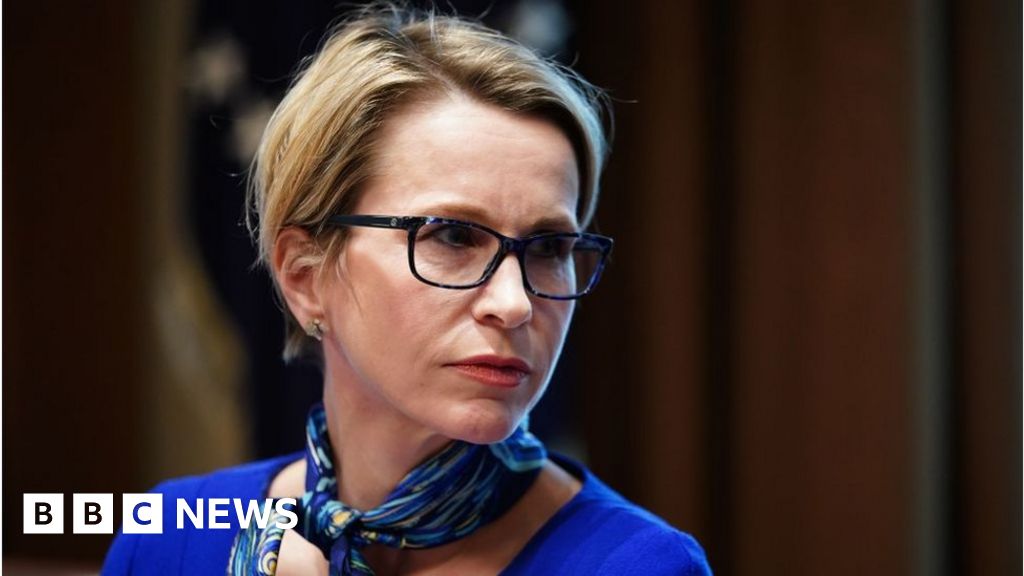 GSK boss faces crunch meeting with investors - BBC News