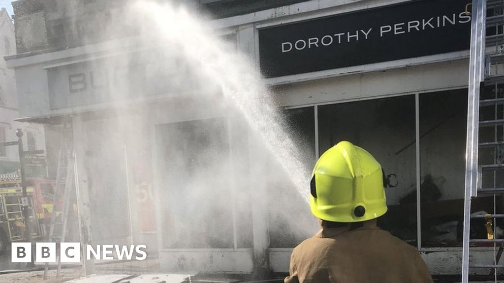 Dumfries High Street closed after shop fire - BBC News