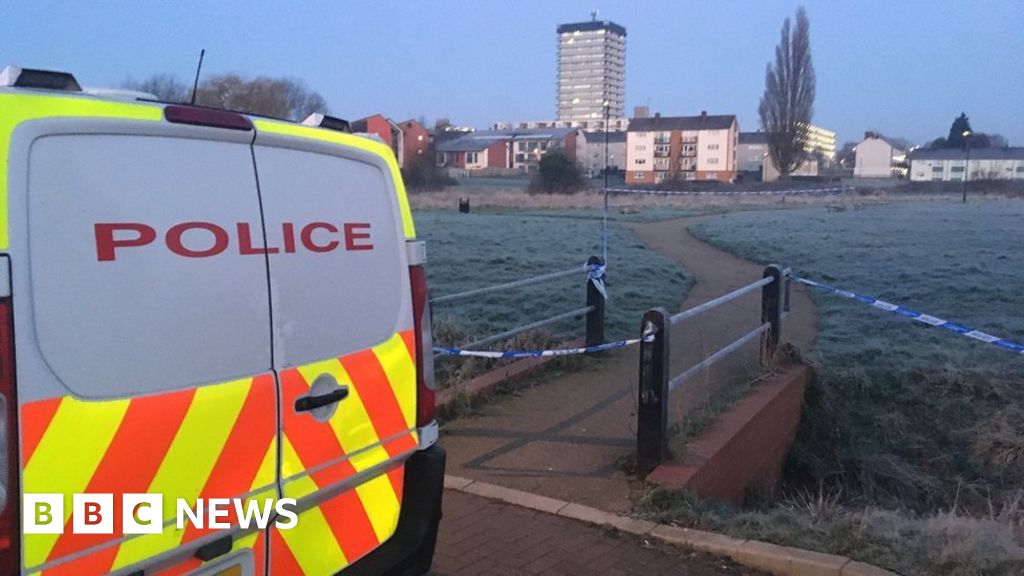 Murder probe after teenager found stabbed in Coventry - BBC News