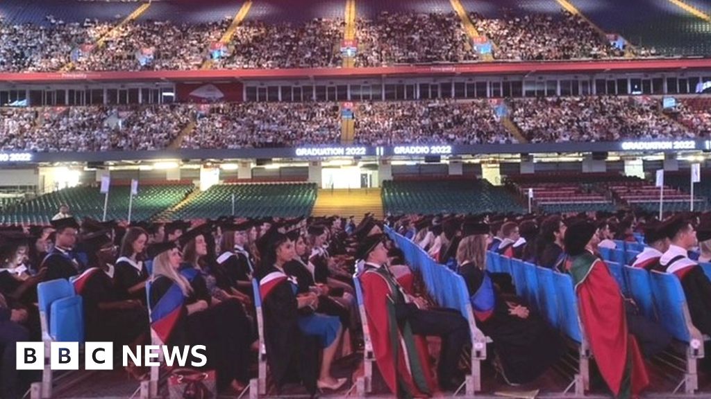 Principality Stadium: 16,000 students' mass graduation - BBC News