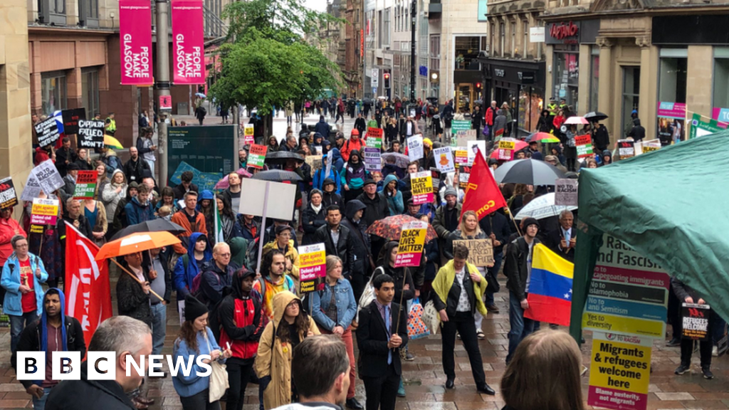 Anti-Trump protests in Glasgow and Edinburgh - BBC News