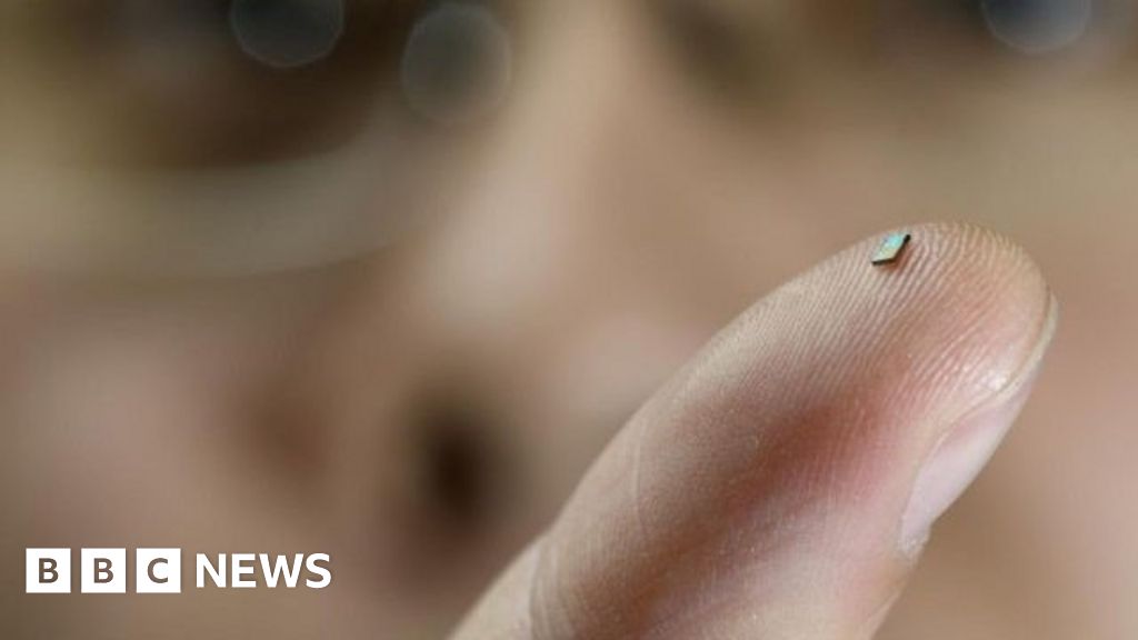 Tiny chip that powers itself from radio waves - BBC News