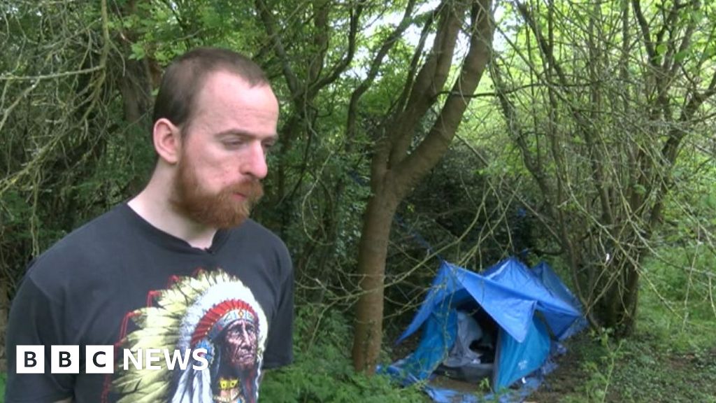 Empty Harlow council homes given over to homeless - BBC News