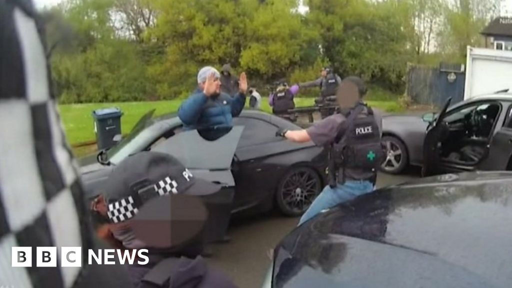 Bodycam captures Birmingham gang's arrests at gunpoint - BBC News
