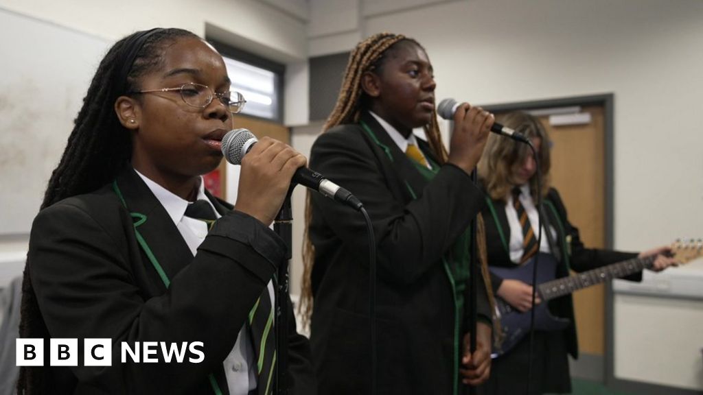 Funding gives 8,000 London pupils better access to music - BBC News