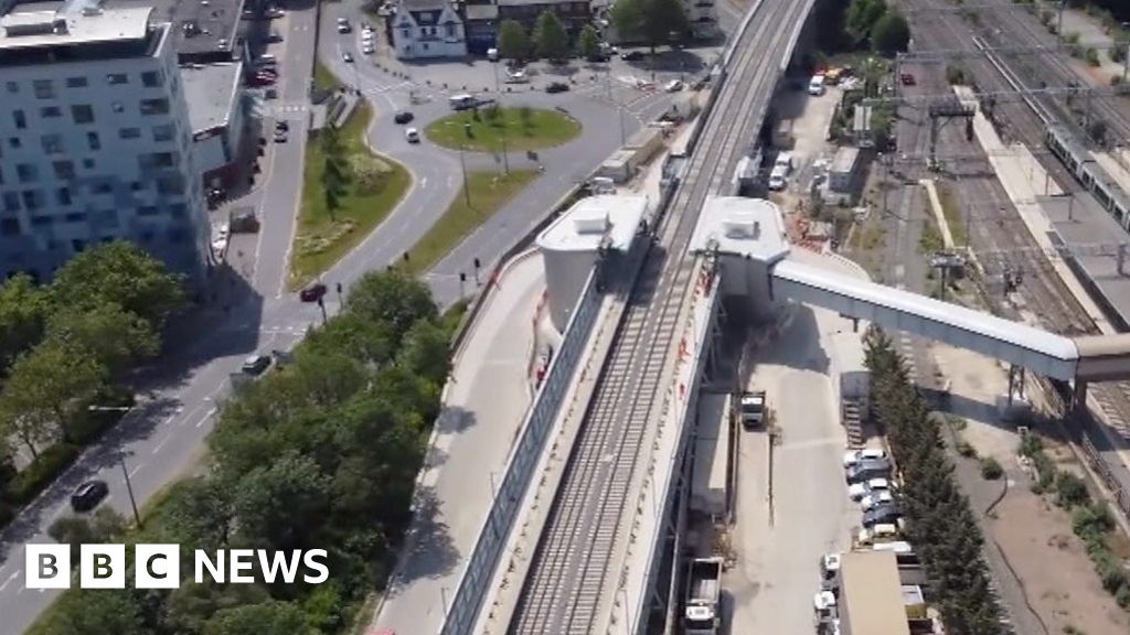 Watch: East West Rail first stage nears completion - BBC News