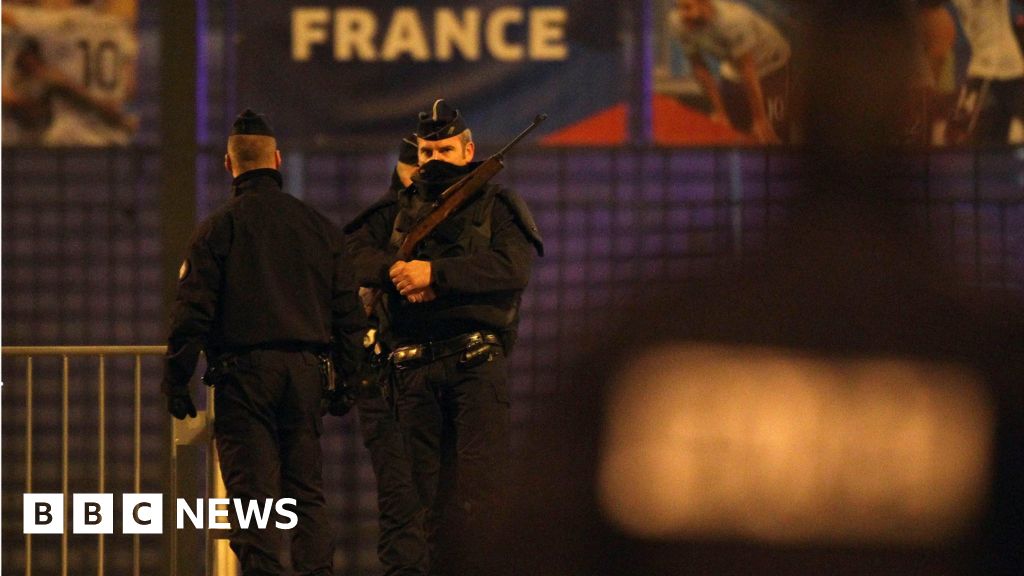 Paris attacks: IS claims two attackers were Iraqi nationals - BBC News
