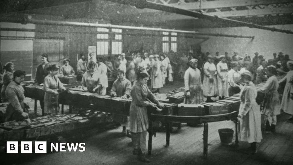 Centenary service for Barnbow WW1 munitions blast factory - BBC News