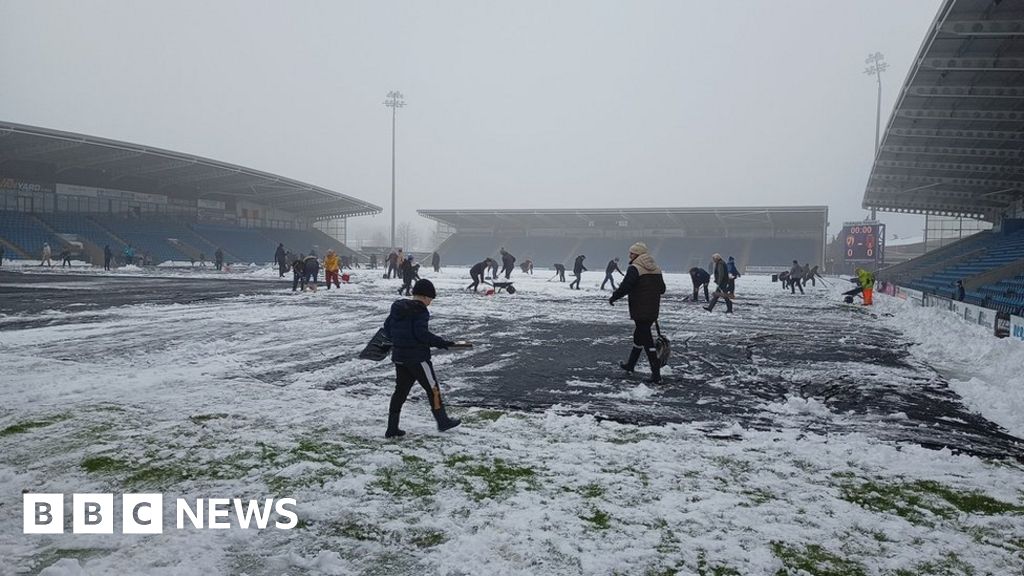 Snow causes transport disruption across East Midlands - BBC News