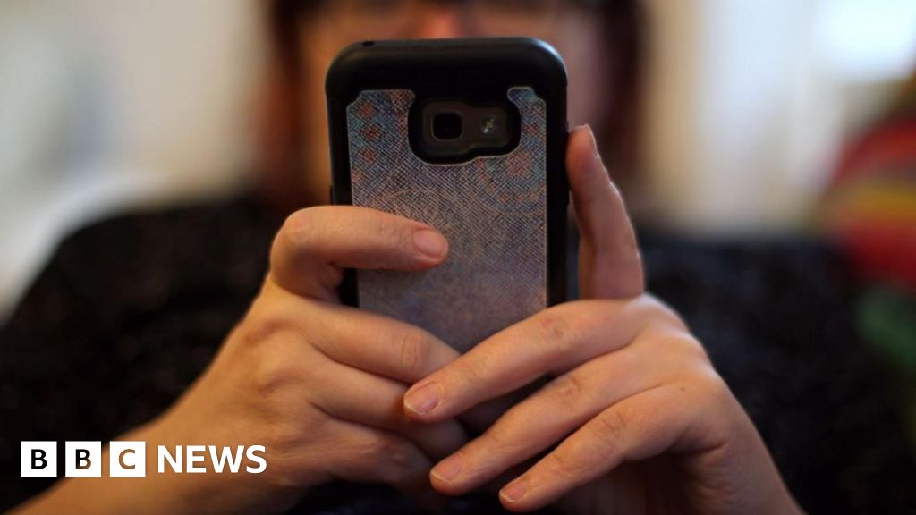 Warning over scam callers posing as Derbyshire Police officers - BBC News