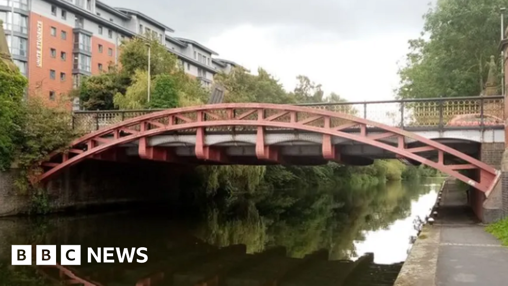 Leicester: Repairs approved for historical bridge after crash - BBC News