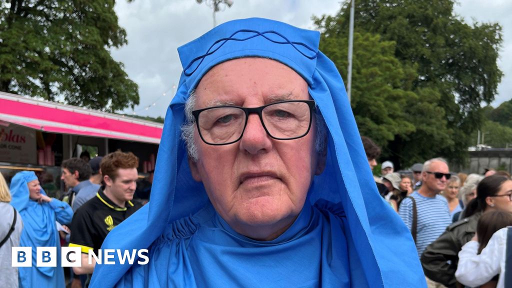 Post Office scandal victim Noel Thomas receives Eisteddfod honour - BBC ...