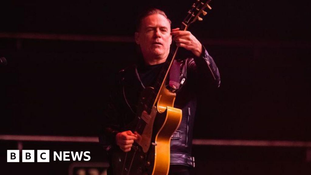 Bryan Adams gets therapy dog visit before gig - BBC News