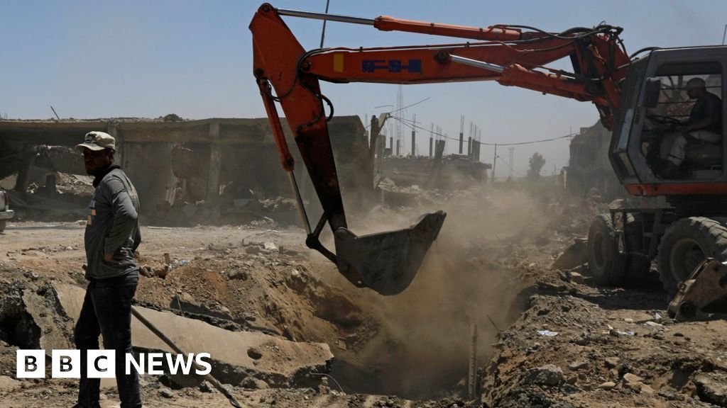 Mosul faces struggles with reconstruction and reconciliation - BBC News