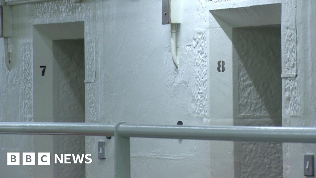 Scottish prisons 'should offer landlines in cells' - BBC News