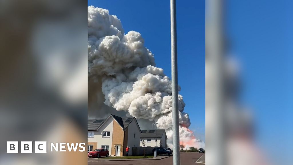 Watch flames and explosions rip through battery recycling plant - BBC News