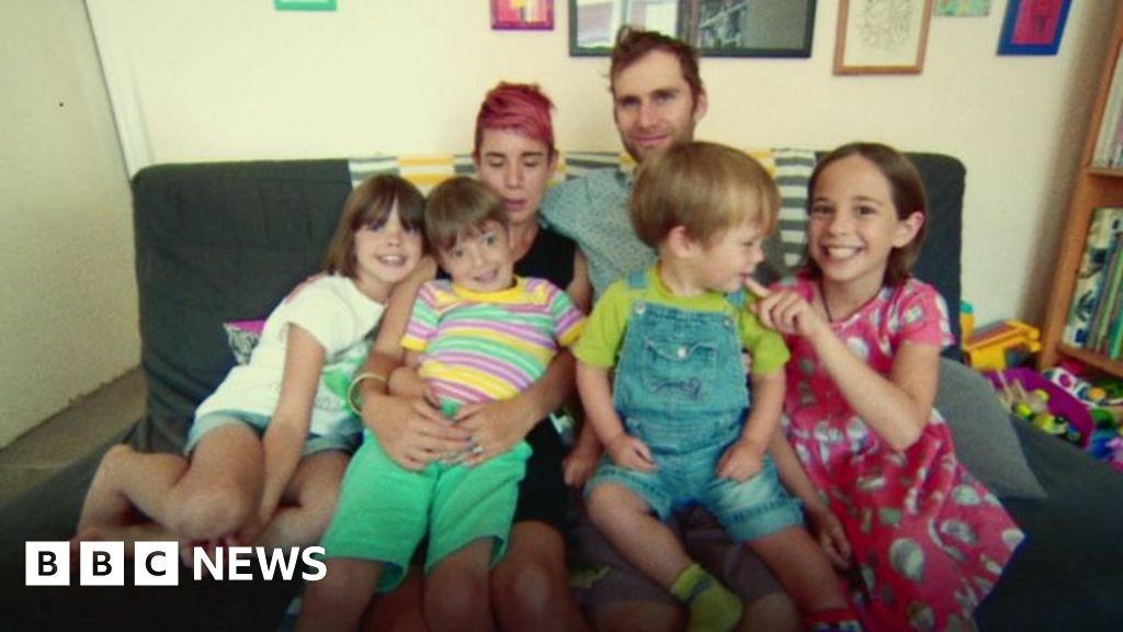 Do bigger families get ill more often? - BBC News