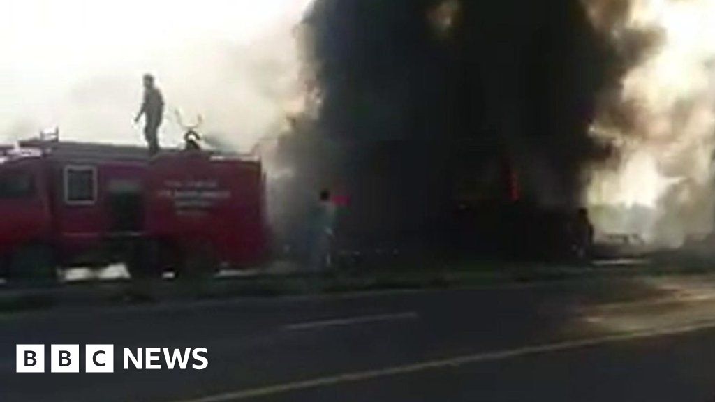 Pakistan oil tanker blaze kills dozens - BBC News