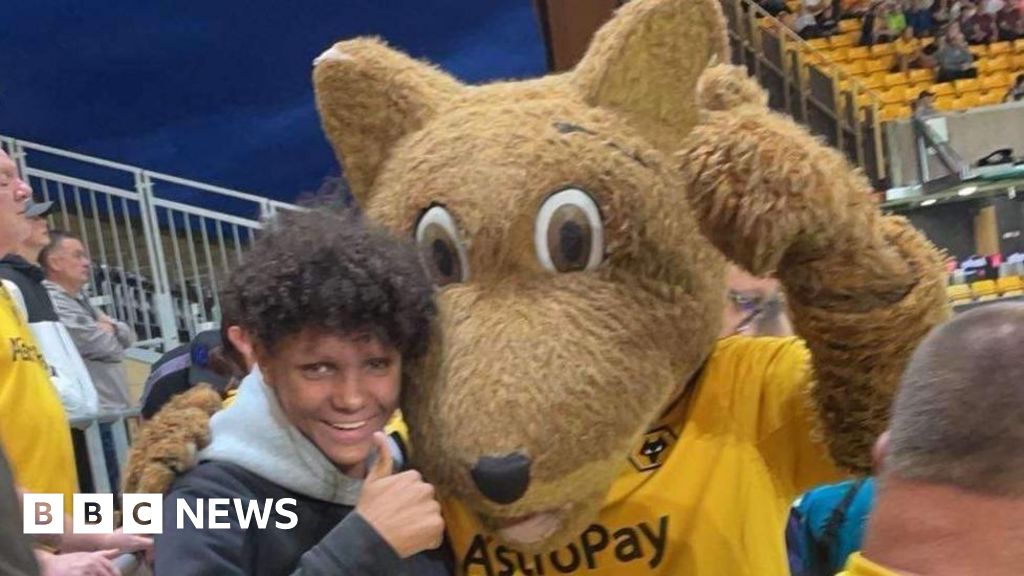 Appeal for match tribute for Wolverhampton stabbing victim - BBC News