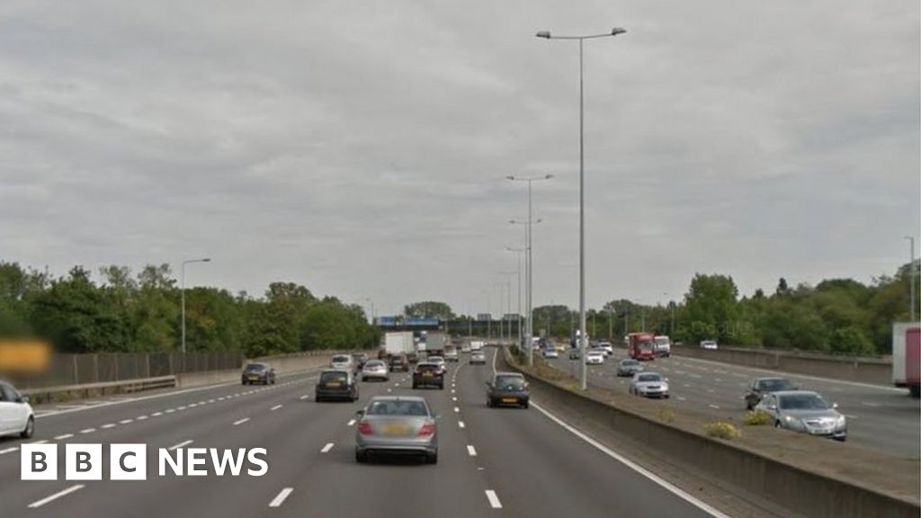 M25 crash: Motorway shut after nine hurt, two seriously - BBC News