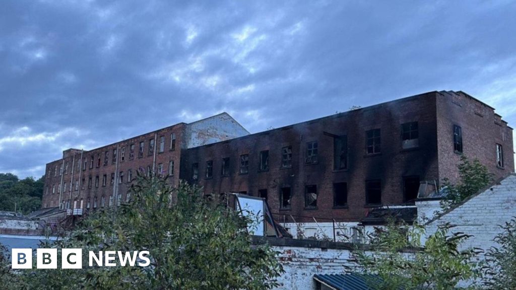 Stockport: Derelict mill burnt out in overnight fire - BBC News
