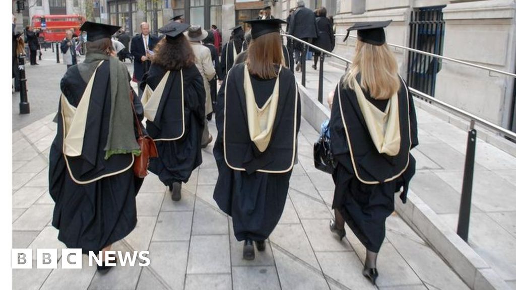 Female students urged to apply for top graduate schemes - BBC News