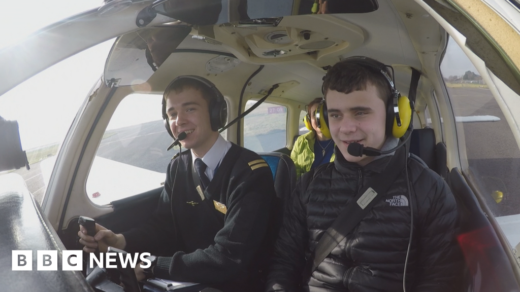 Meet the blind teenagers flying planes - BBC News