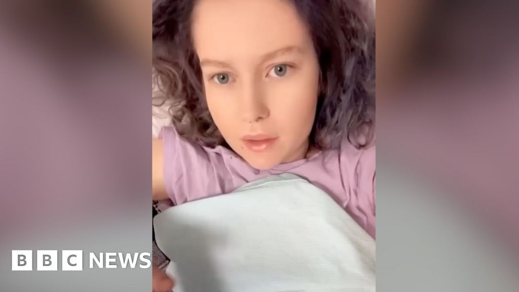 Hospitalised woman describes her meningitis symptoms - BBC News