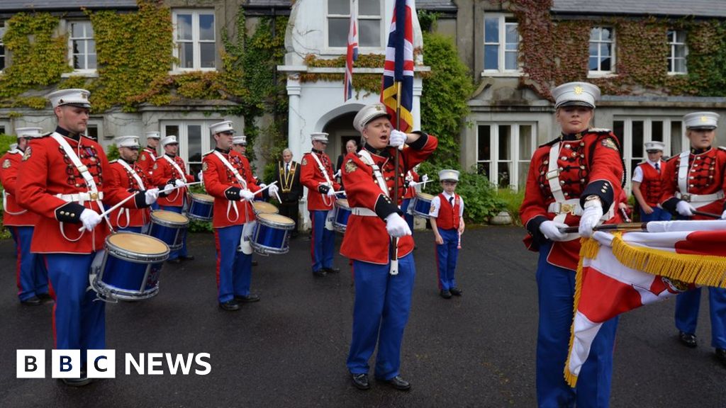 Scarva: Thousands attend annual 'Sham Fight' - BBC News