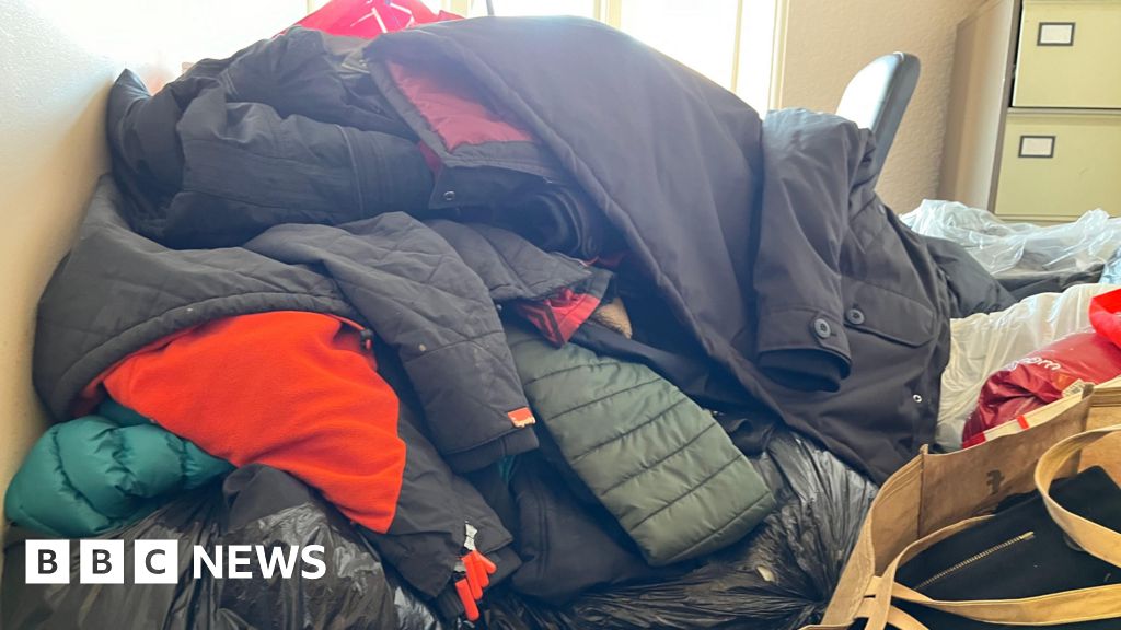 Hundreds of coats given to estate agents for homeless - BBC News