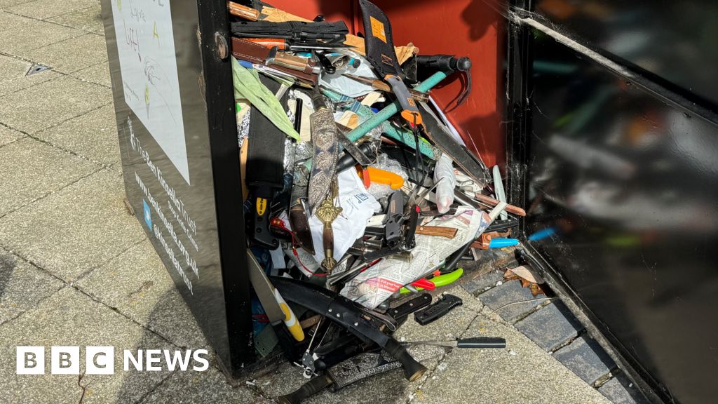 Essex: Thousands of knives left in police surrender bins - BBC News