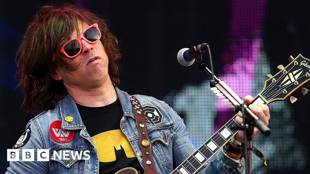 Ryan Adams: FBI investigates sexually-explicit texts - BBC News