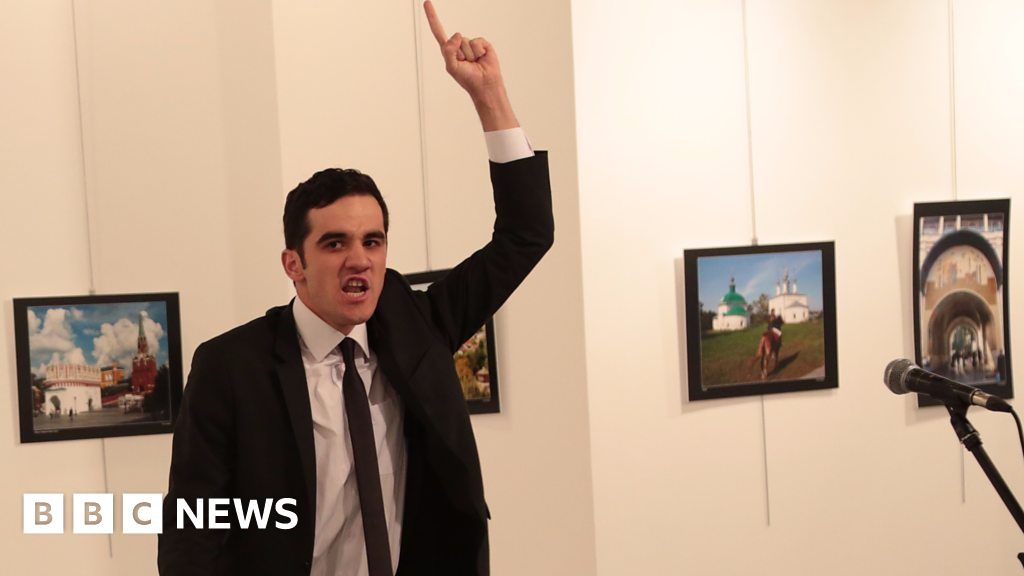 Photographing an assassin: I saw the gunman with his hand in the air ...