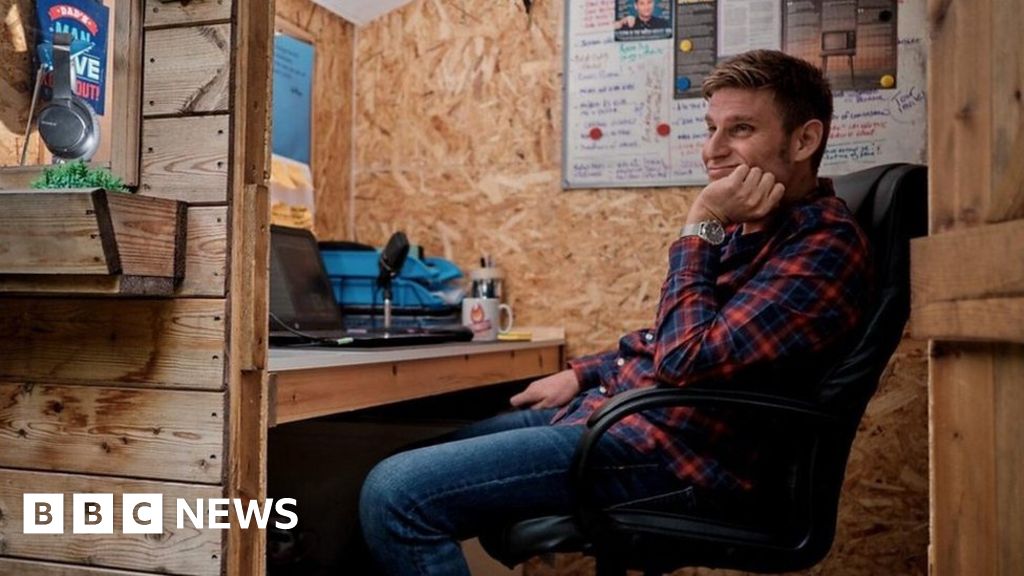 Coronavirus: Comedian storms virtual world with shed gig