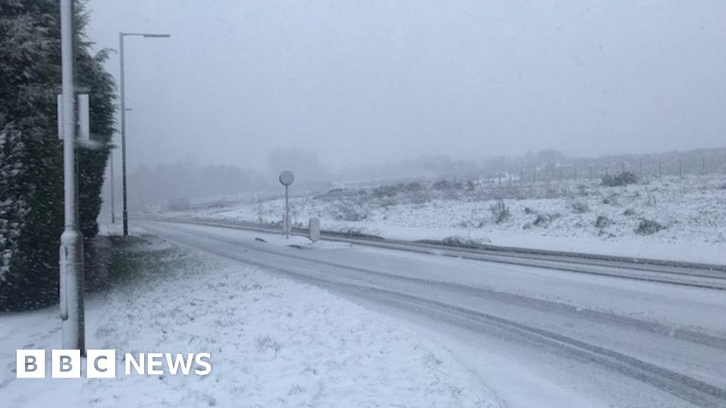 Snow disrupts travel and closes schools in NI - BBC News