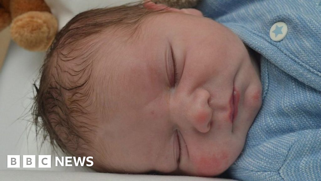 Royal Mail postman found newborn baby on Hackney doorstep - BBC News