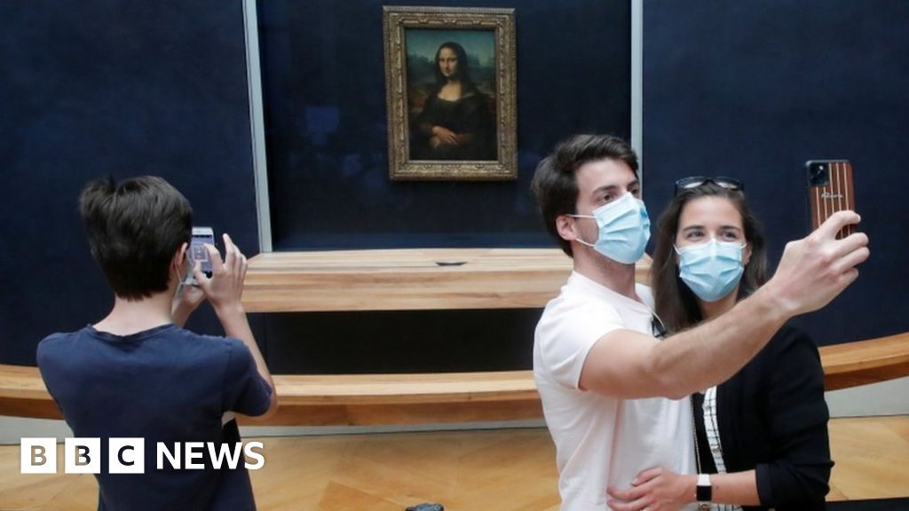 Coronavirus: Louvre reopens with masks and one-way system - BBC News
