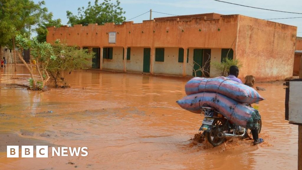 Niger floods force thousands from homes in Niamey - BBC News Niger floods force thousands from homes in Niamey - BBC News