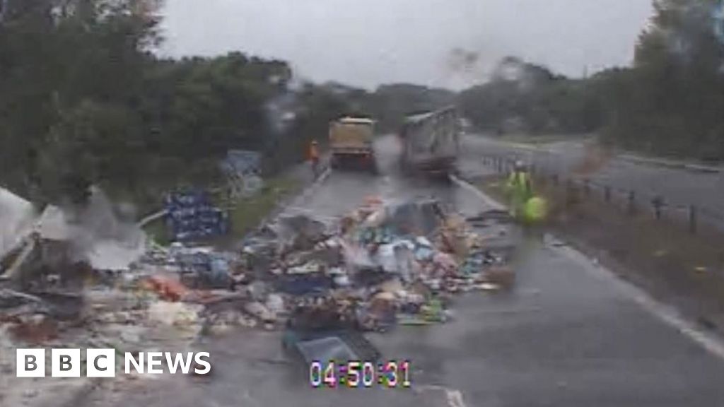 Traffic disruption after supermarket lorry overturns on M876 - BBC News