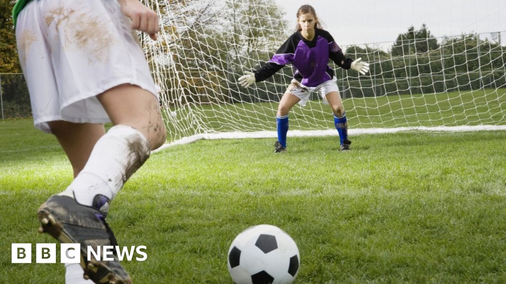 Girls give FA red card over advice to get them into football - BBC News