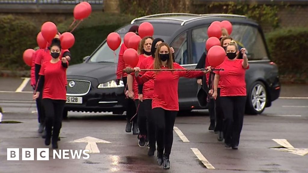 Covid: Tesco staff pay tribute to colleague John Deacy - BBC News
