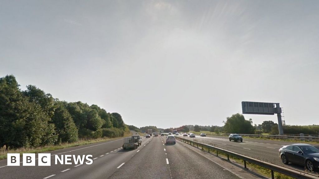 Drivers trapped for hours on M40 due to 'incident' - BBC News