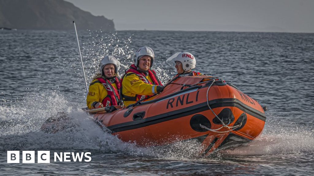 First female helm for Fowey lifeboat - BBC News