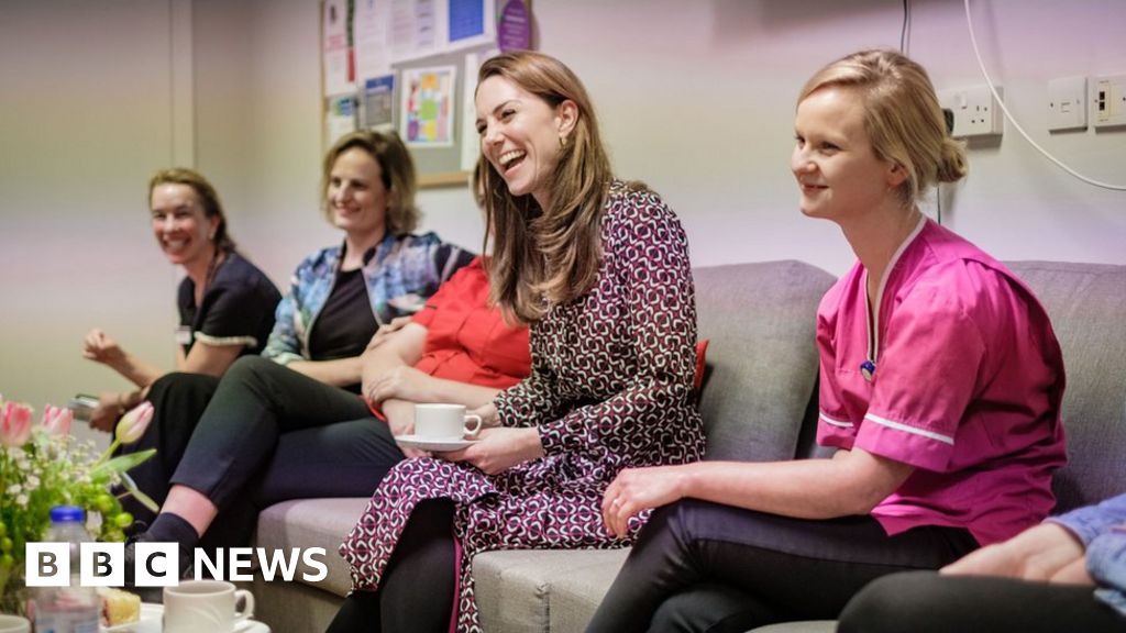 Duchess of Cambridge praises UK midwives' 'amazing work'