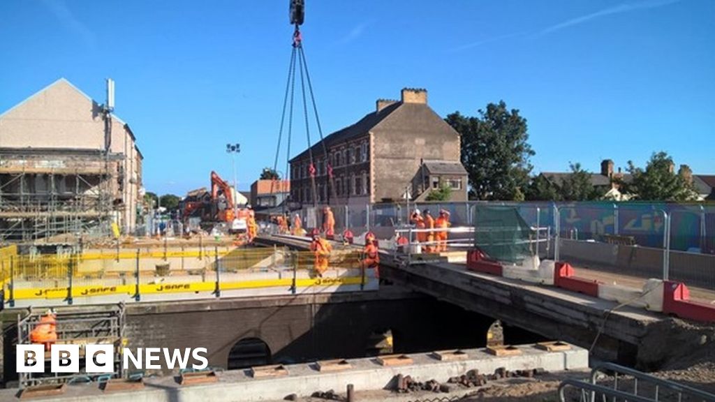 Carillion involved in rebuilding Cardiff bridge - BBC News